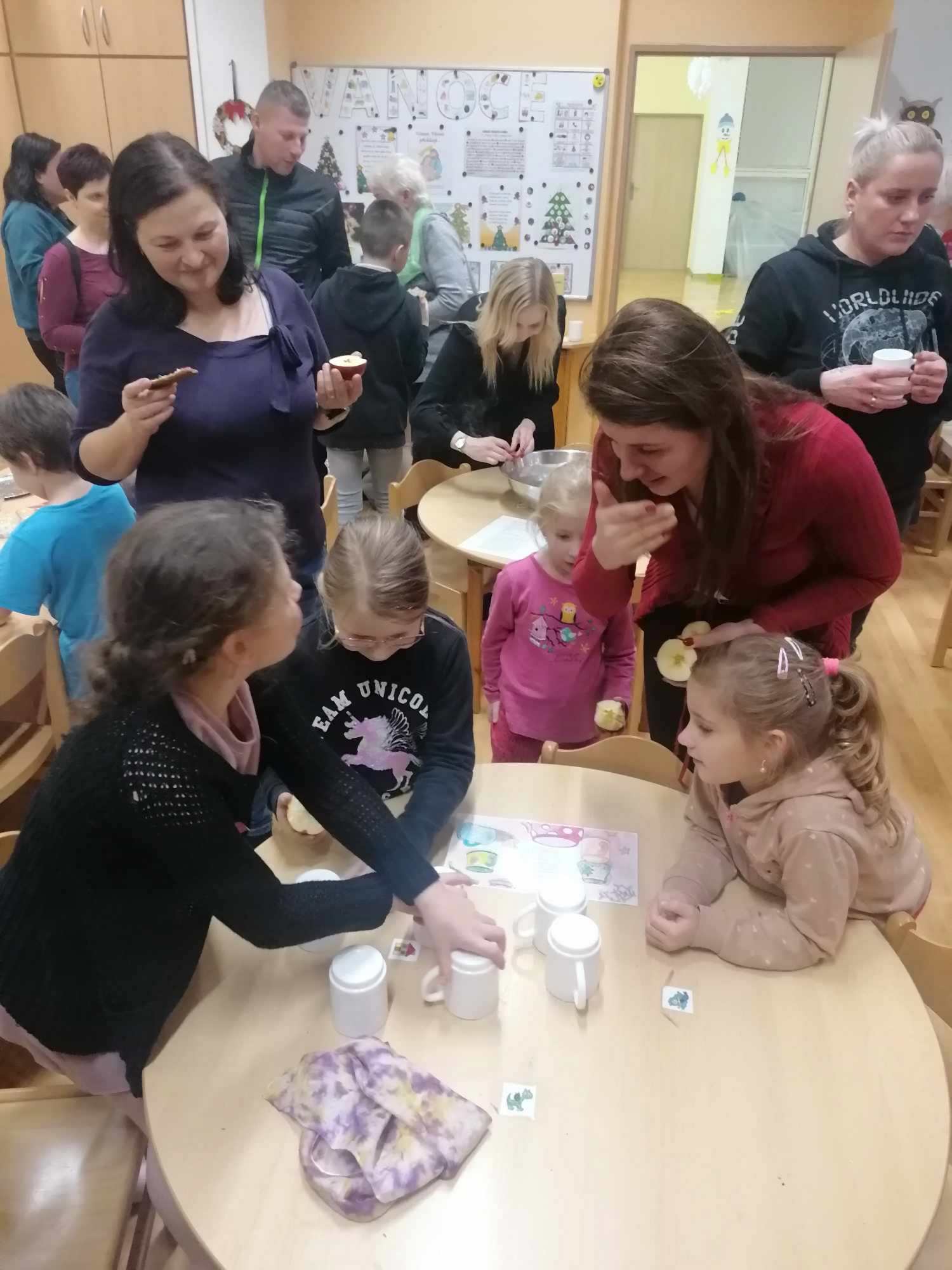Vánoční besídka oddělení Hvězdiček: Tradice, radost a punč s rodiči ...